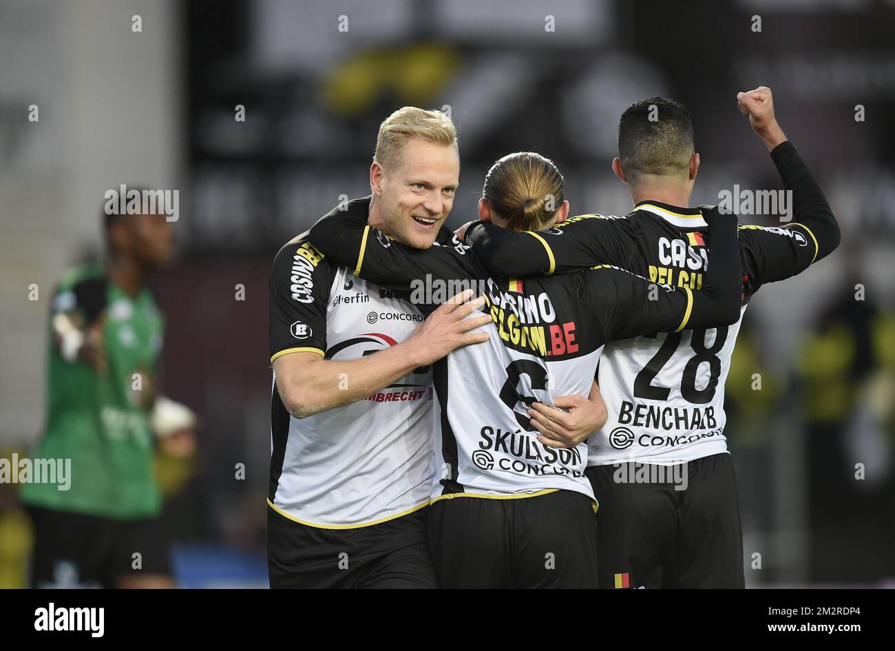 Ari Freyr Skulason de Lokeren célèbre après, en marquant, avec Olivier ...