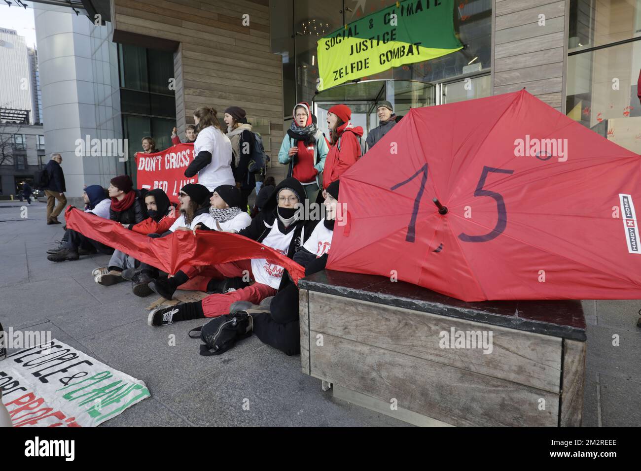 L'illustration montre les personnes qui assistent à une action ...
