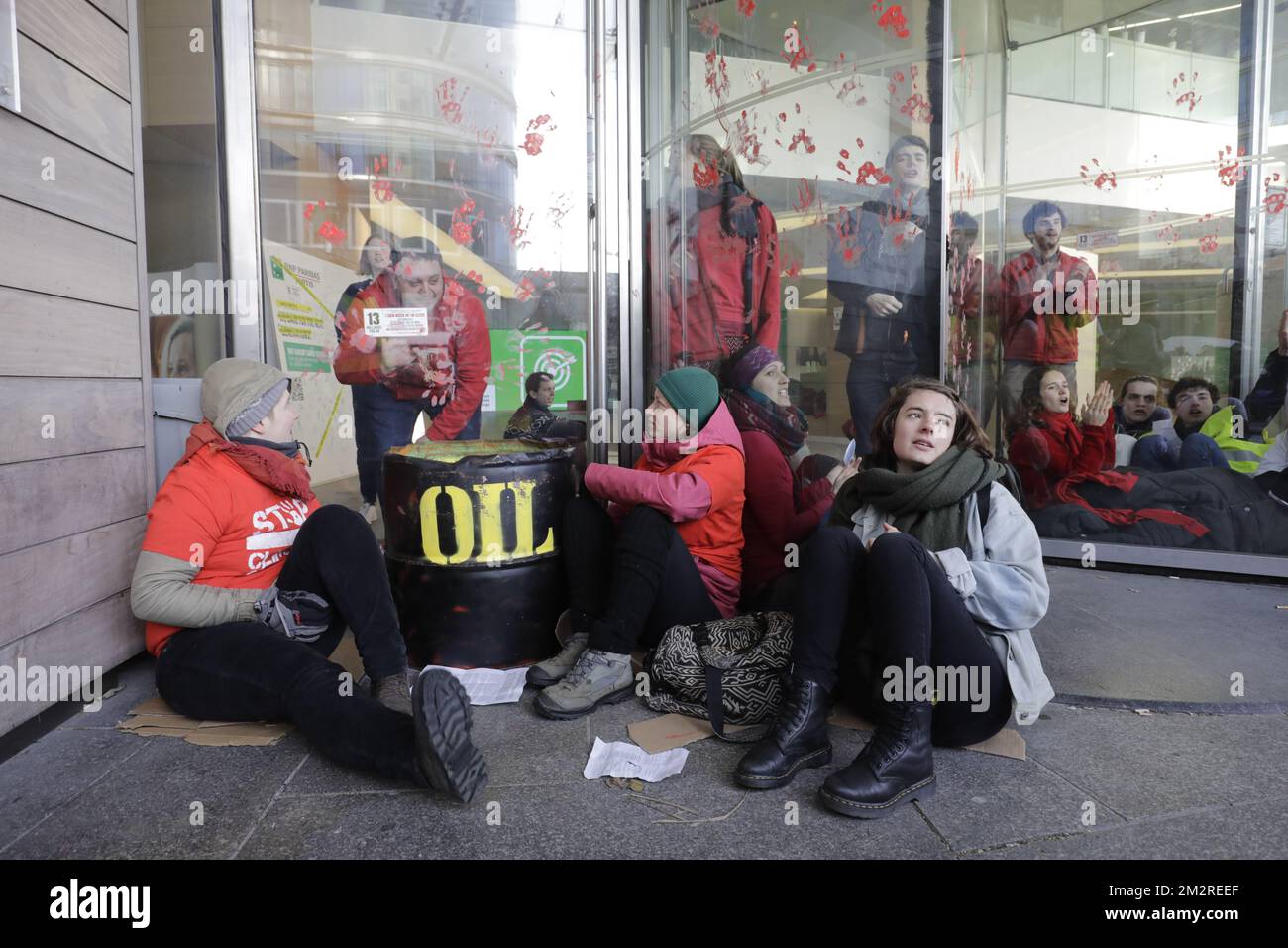 L'illustration montre les personnes qui assistent à une action ...