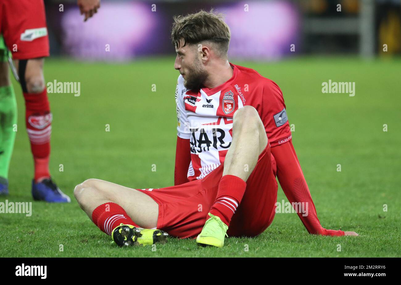 Bilal Chibani de Mouscron semble abattu après un match de football ...