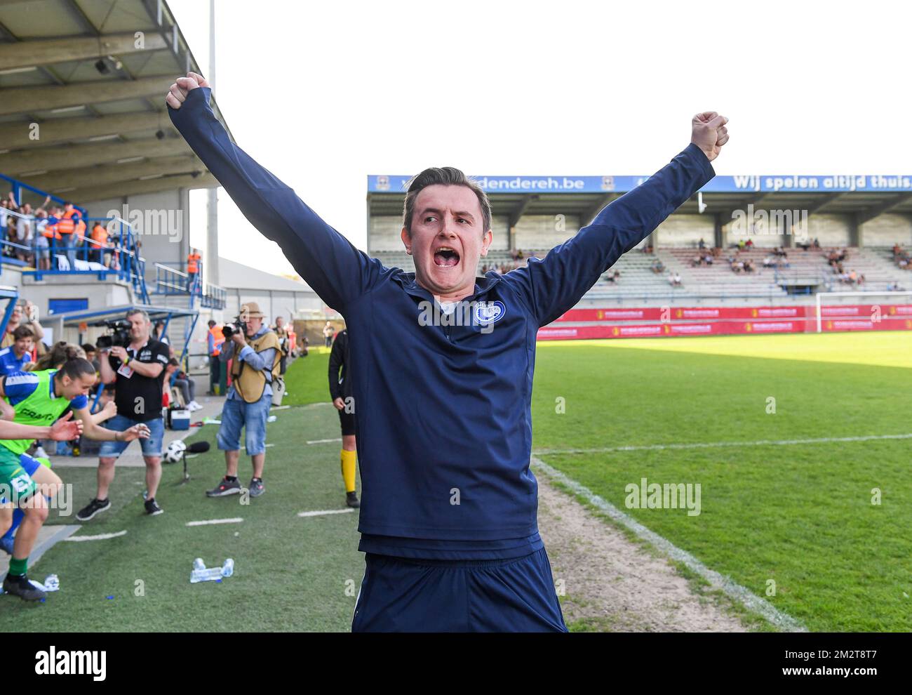 Dave Mattheus, entraîneur en chef de Gent, célèbre après avoir remporté ...
