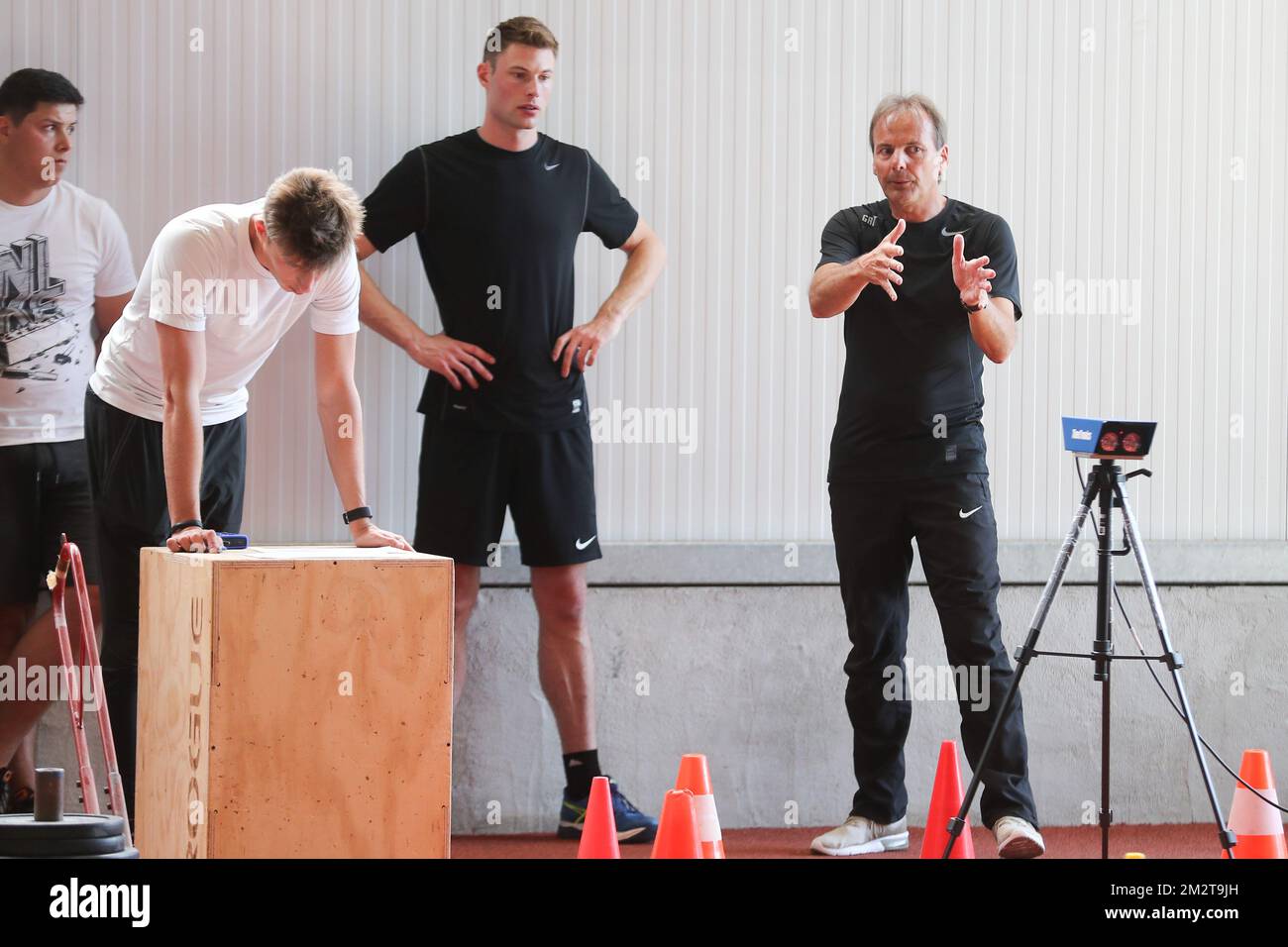 L'entraîneur d'athlétisme Rudi Diels (R) photographié lors d'une ...