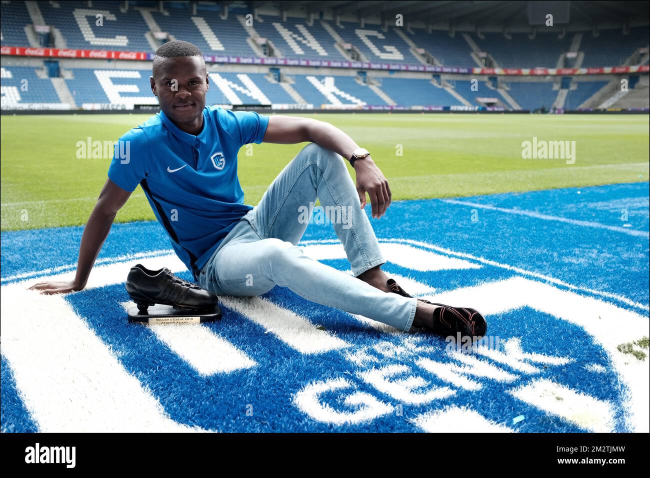 Aly Mbwana Samata, vainqueur de la chaussure Ebony, pose avec son ...