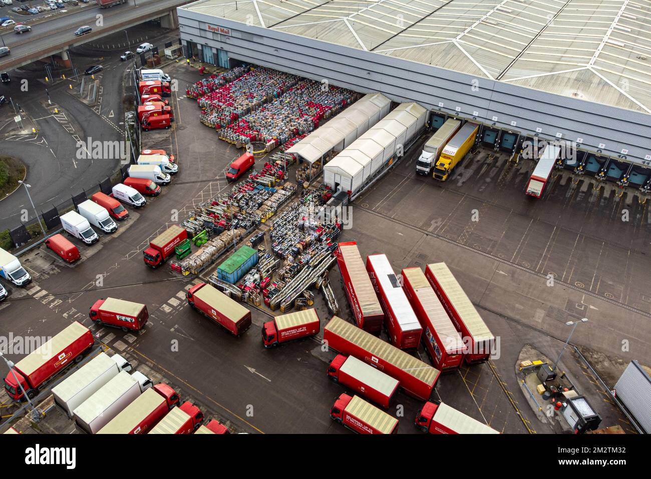 Véhicules de livraison du courrier royal et cages de courrier au bureau ...