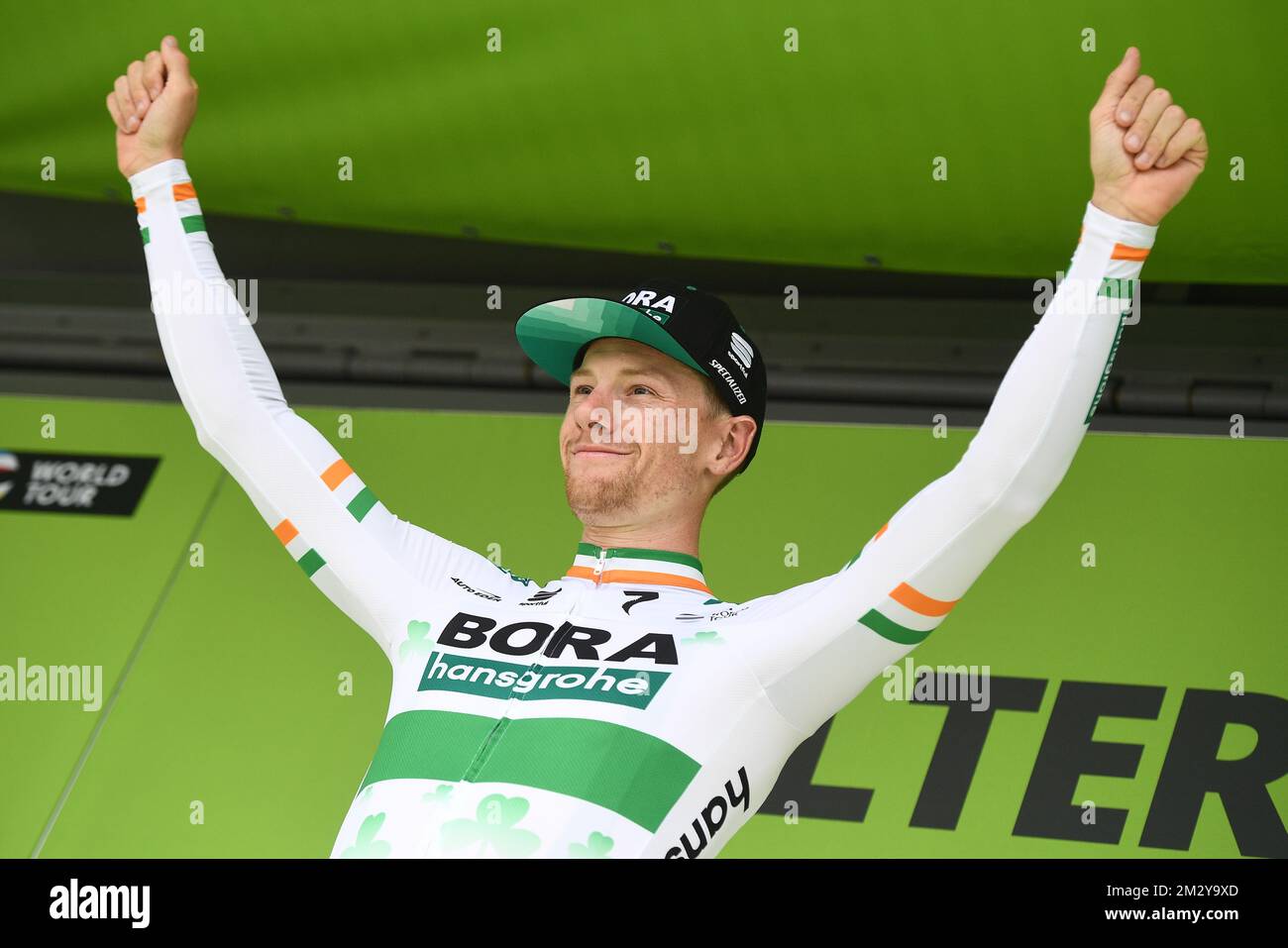 L'irlandais Sam Bennett de Bora-Hansgrohe célèbre sur le podium après ...
