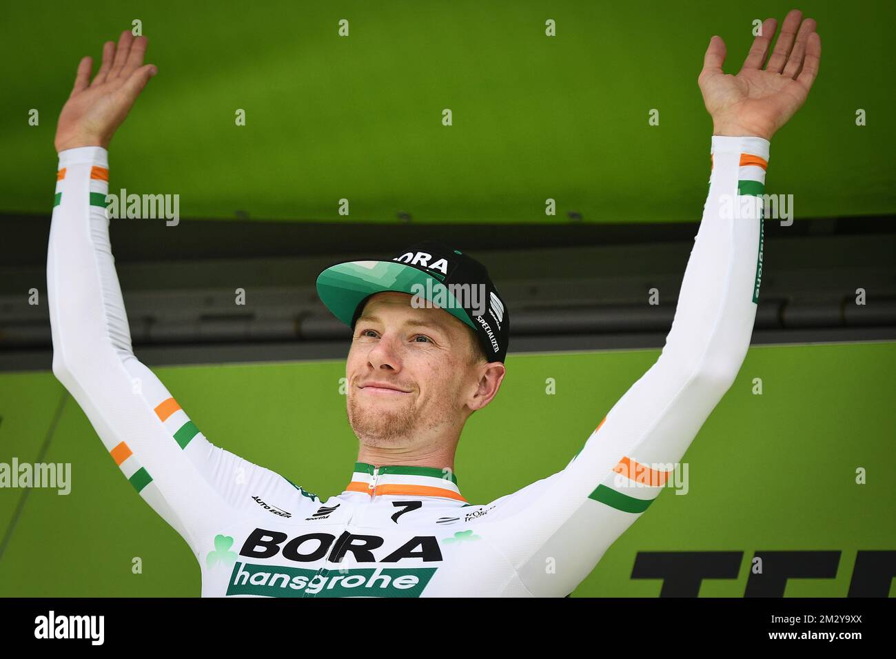 L'irlandais Sam Bennett de Bora-Hansgrohe célèbre sur le podium après ...