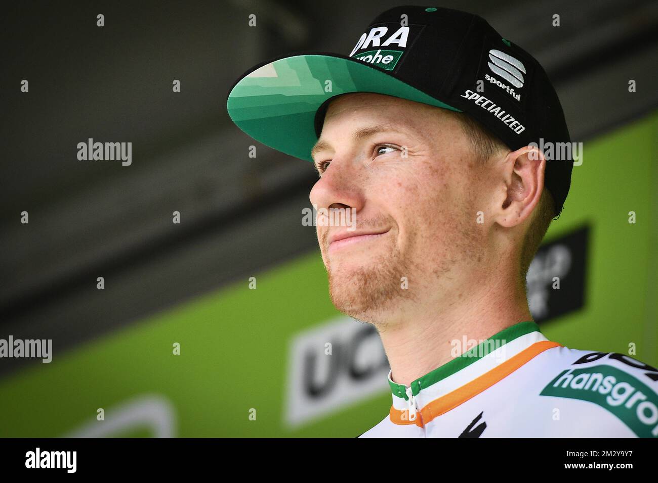L'irlandais Sam Bennett de Bora-Hansgrohe célèbre sur le podium après ...