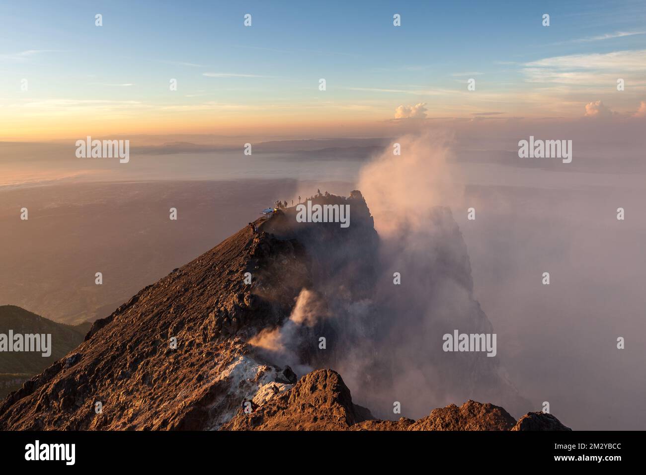 Sommet du mont merapi Banque de photographies et d’images à haute ...