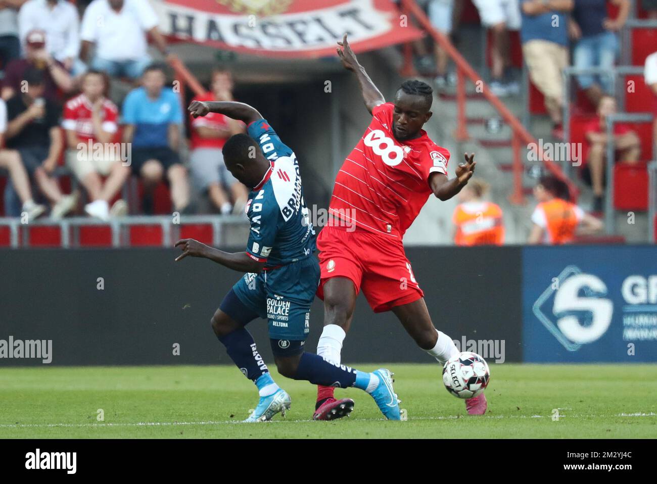 Eric Ocansey de Kortrijk et Bokadi de Merveille de Standard se battent ...