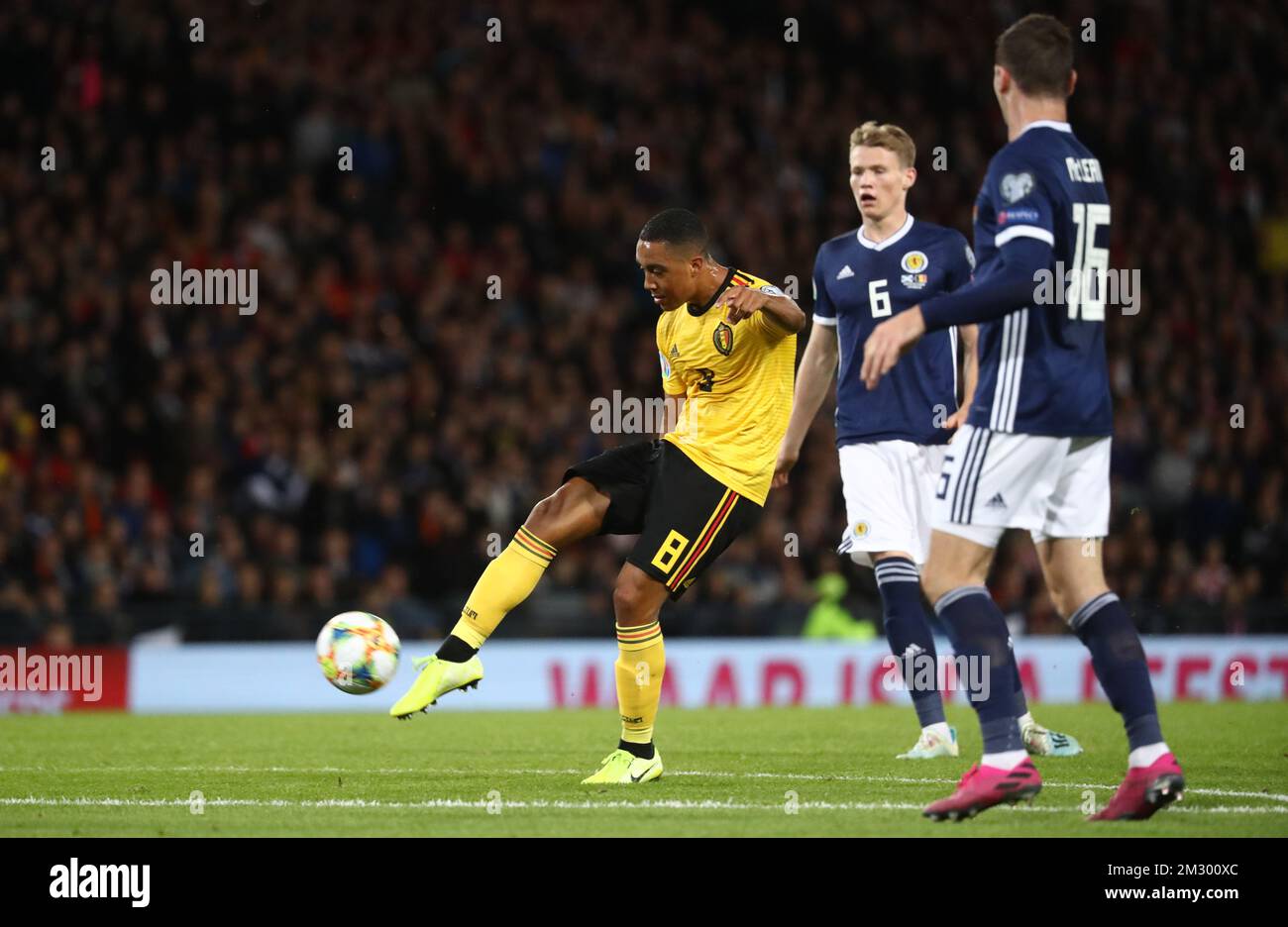 Youri Tielemans de Belgique se bat pour le ballon lors d'un match de ...