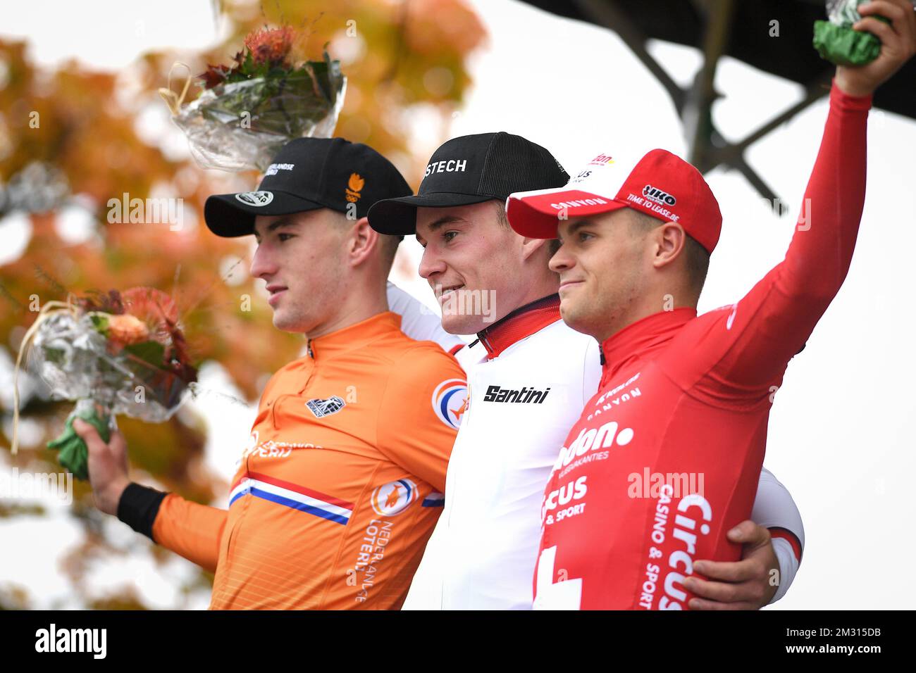 L-R, deuxième ryan Kamp néerlandais, vainqueur suisse Kevin Kuhn et ...