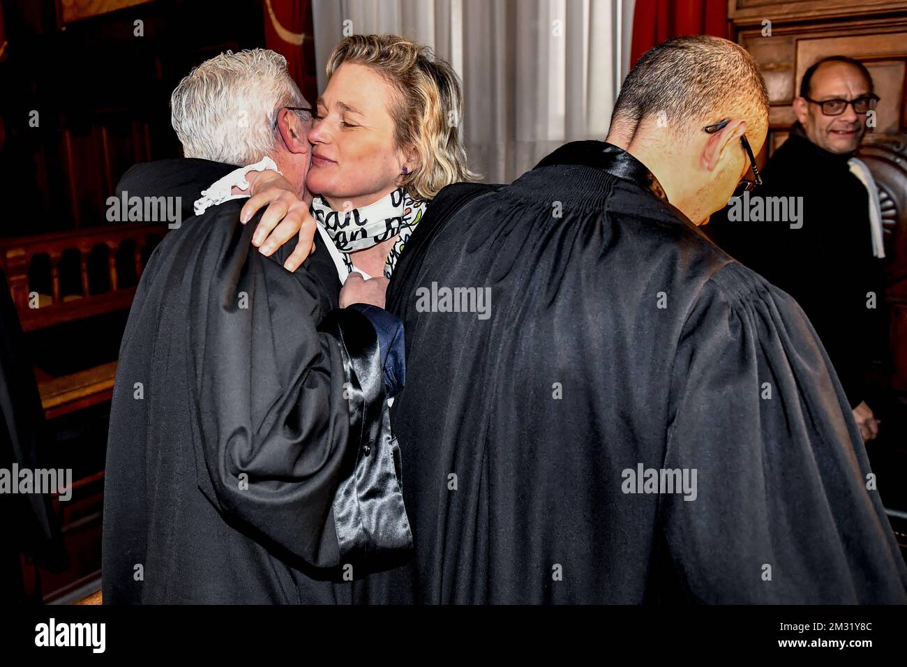 Lartiste Belge Delphine Boel Embrasse Un Avocat Après Une Session à