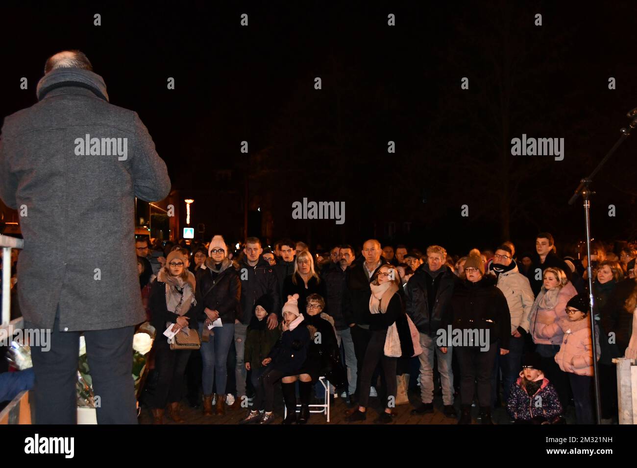 De zussen, familieleden en ouders Peggy en Johan van de vermoorde Shana ...