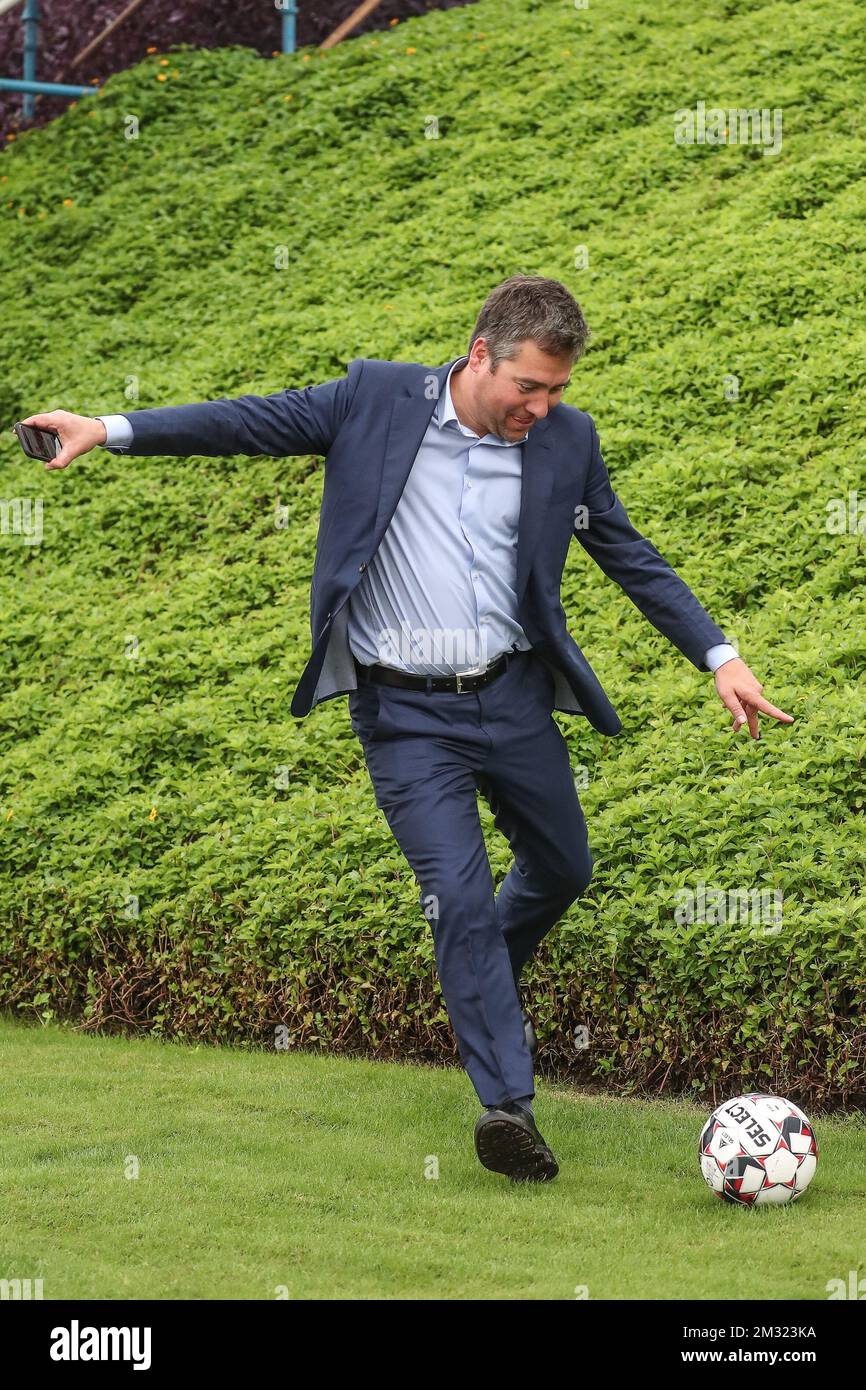 Vincent Mannaert, directeur général du Club, fait une balle pendant le ...