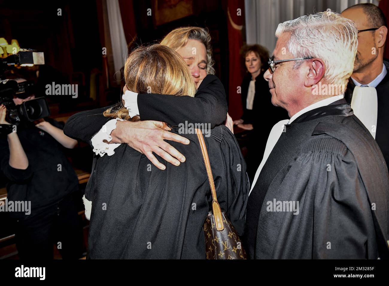 Lartiste Belge Delphine Boel Embrasse Un Avocat Après Une Session à