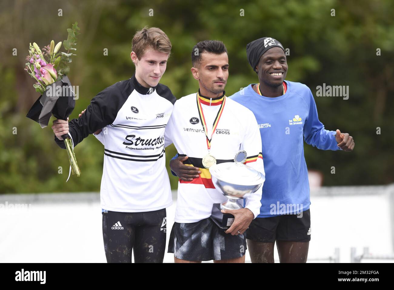 Dieter Kersten Belge, Soufiane Bouchikhi Belge et Isaac Kimeli Belge photographiés sur le podium ...