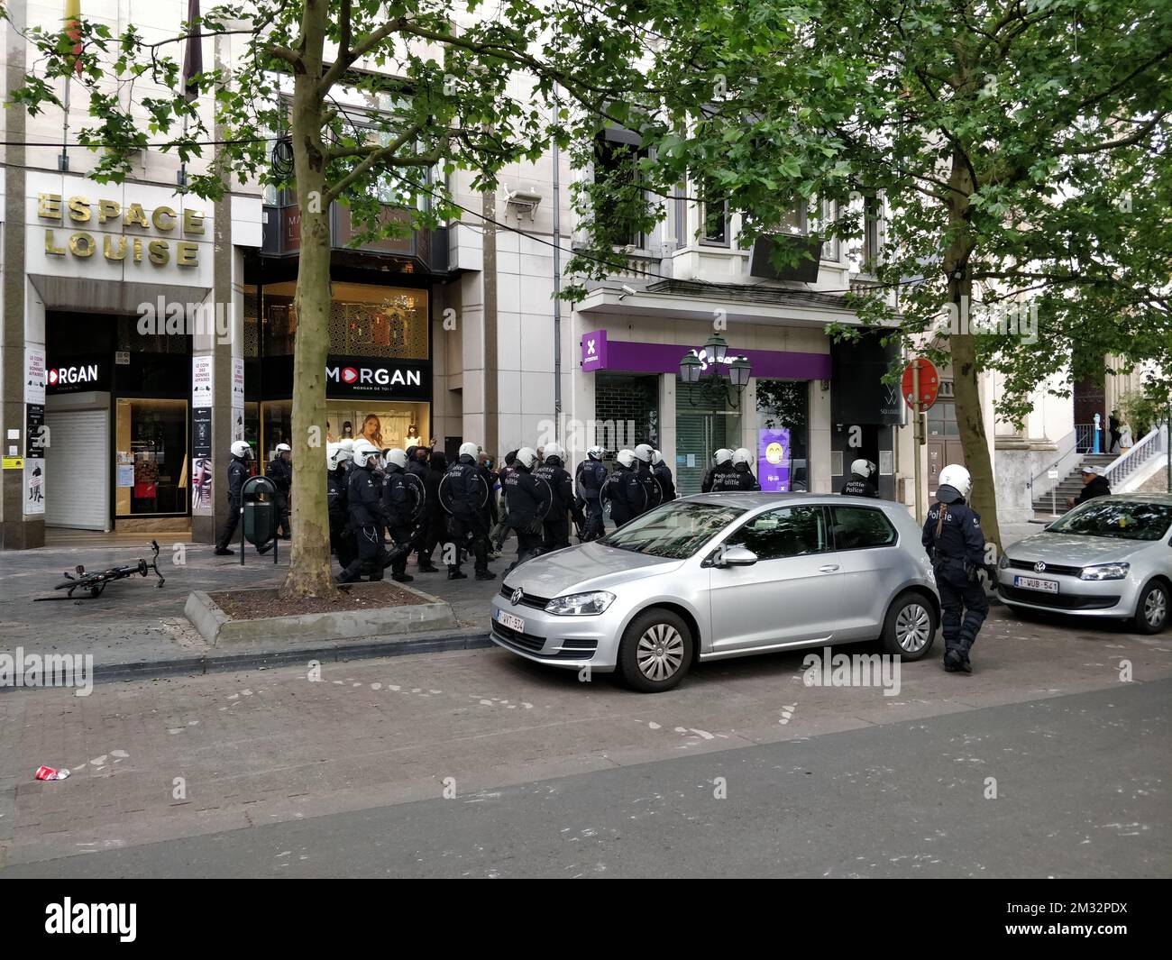 L'illustration montre un grand nombre de forces de police sur l'avenue ...