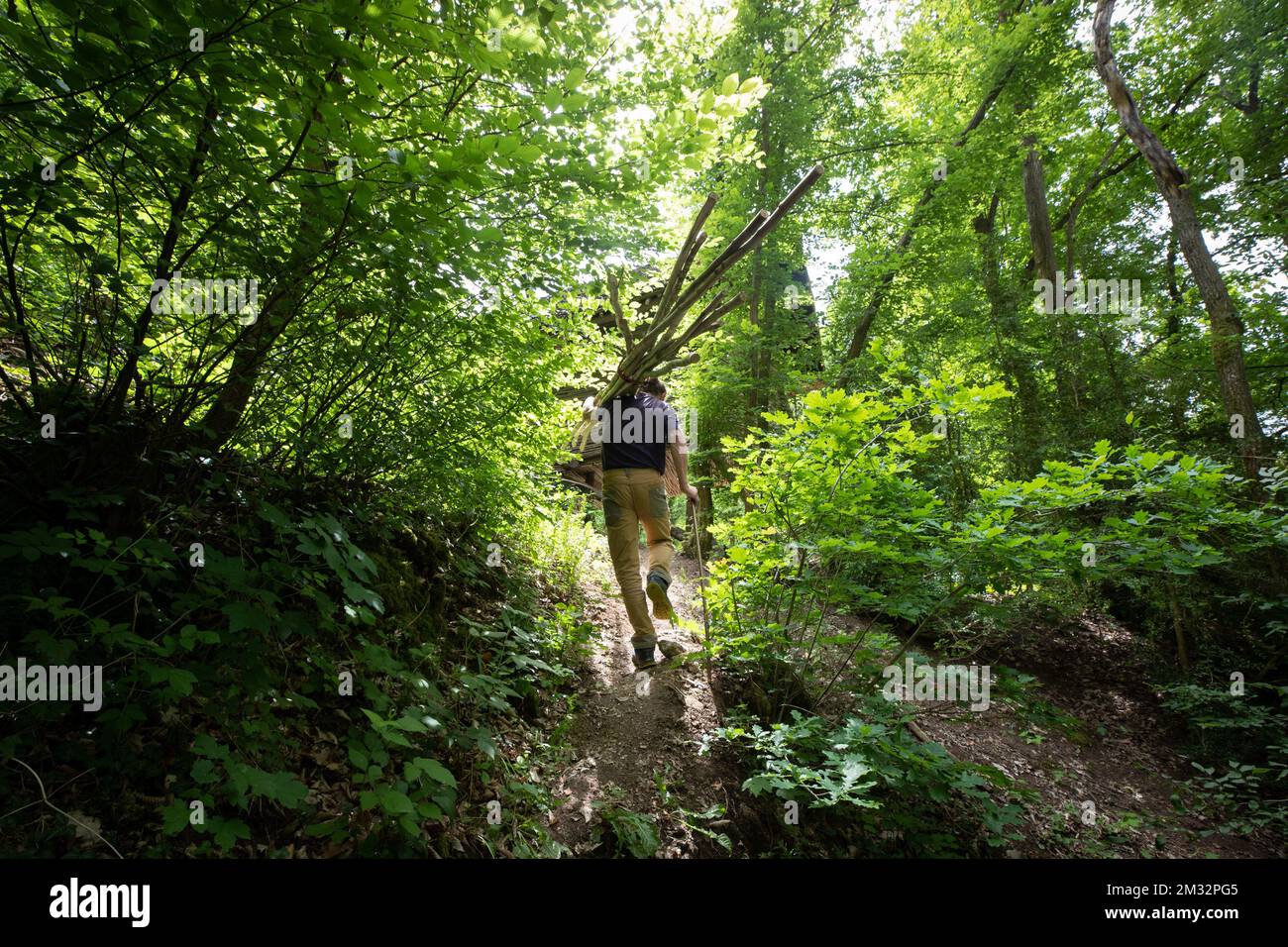 L'illustration montre Jef Roba à la cabane construite par un ancien ...