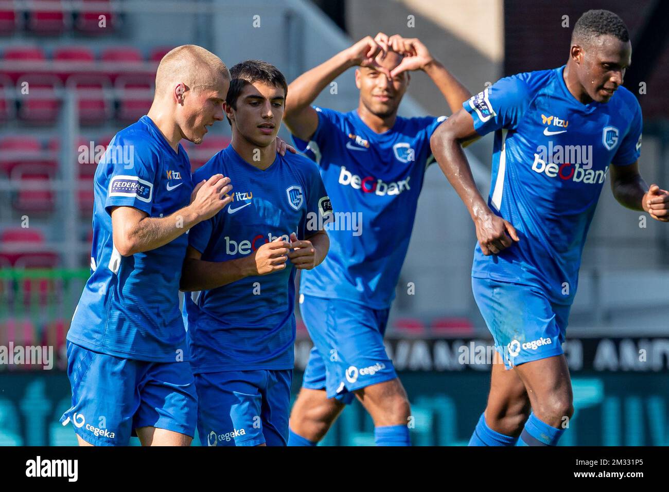 Cyriel Dessers de Genk célèbre après avoir marqué le match de la ...