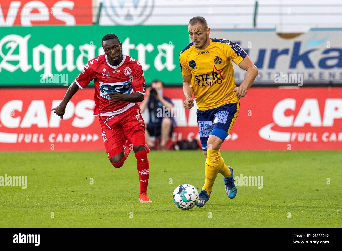 Eric Ocansey de Kortrijk et Andrija Vukcevic de Waasland-Beveren se ...