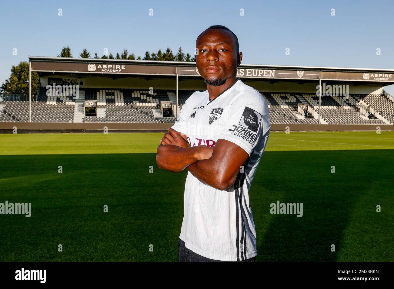 Edo Kayembe d'Eupen pose pour le photographe avant une conférence de ...