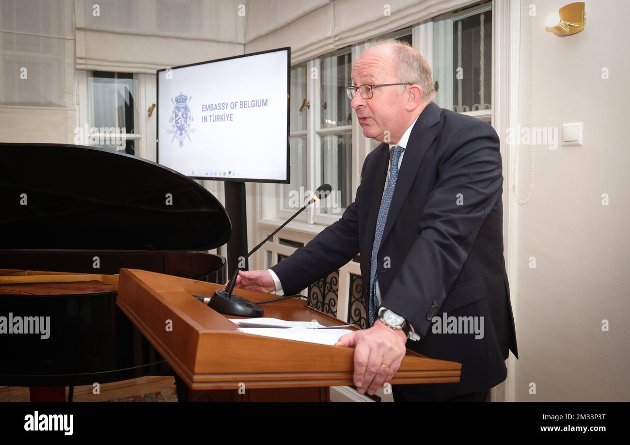 L'ambassadeur belge en Turquie, Paul Huynen, a été photographié pendant ...