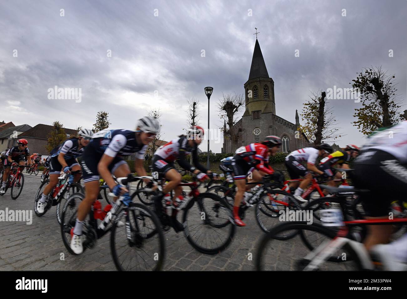 L'illustration montre la scène d'élite féminine de la course cycliste Driedaagse Brugge - de ...