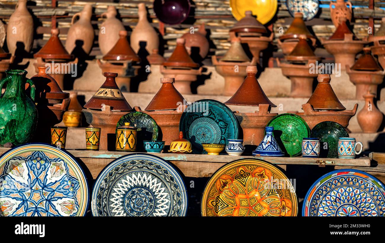 Tazentout, Ouarzazate, Maroc - 28 novembre 2022 - Un ensemble de plats ...