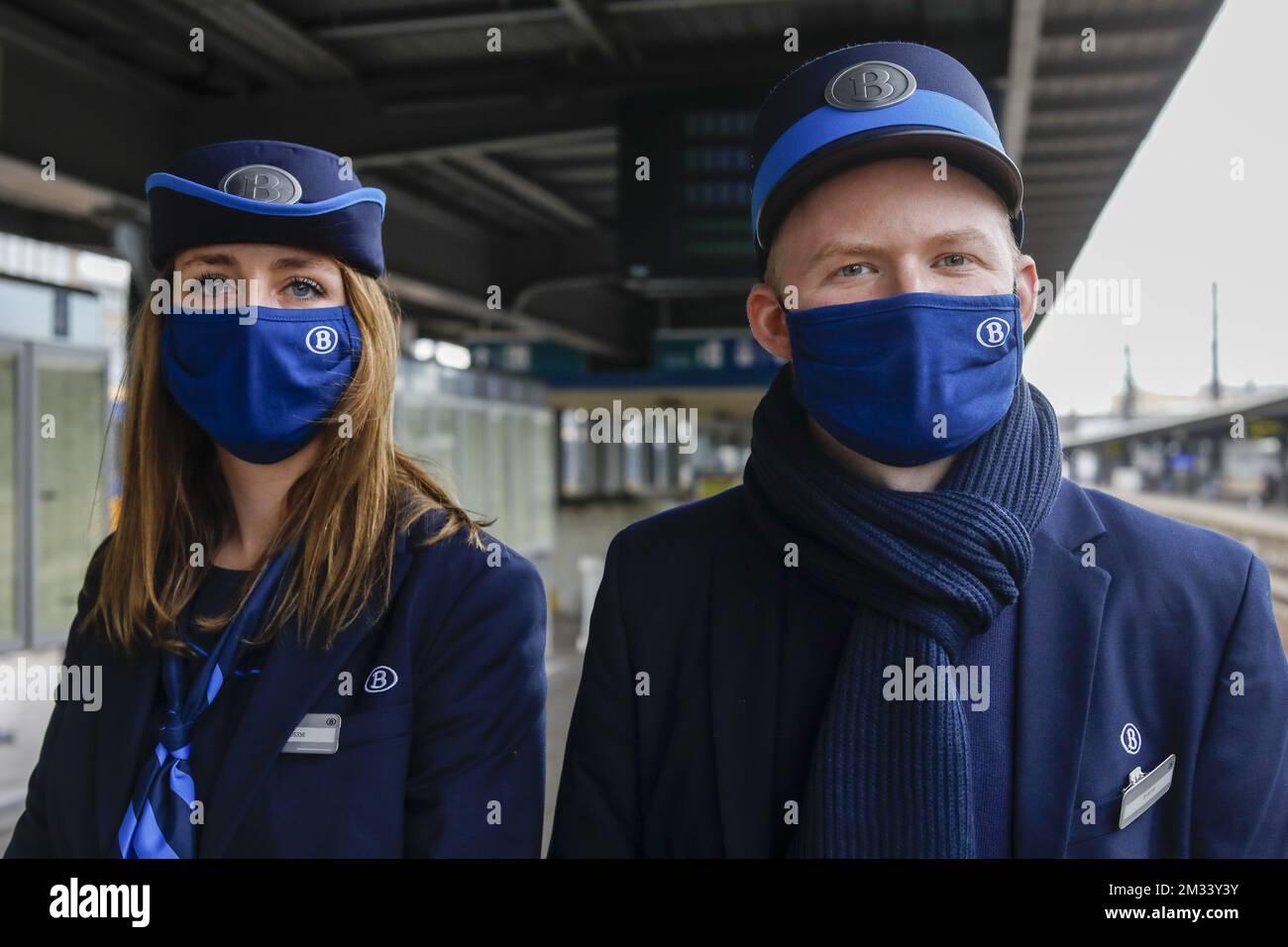 L'illustration montre le personnel portant les nouveaux uniformes de la compagnie de chemin de ...