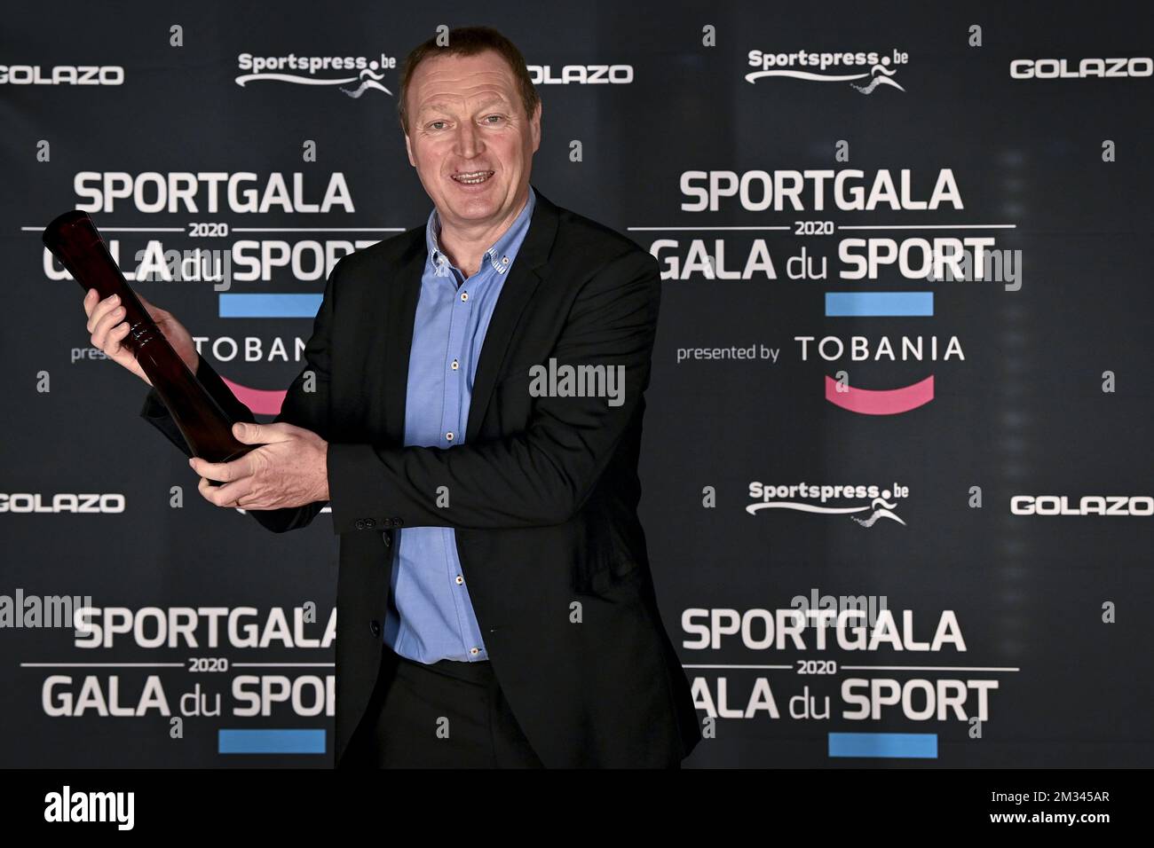 Philip Mestdagh, entraîneur-chef des chats belges, pose avec le prix du ...