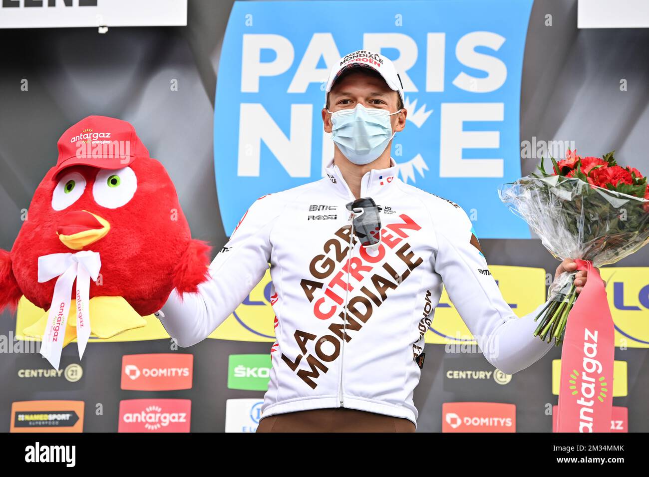 Oliver Naesen belge de AG2R équipe Citroën photographié sur le podium ...