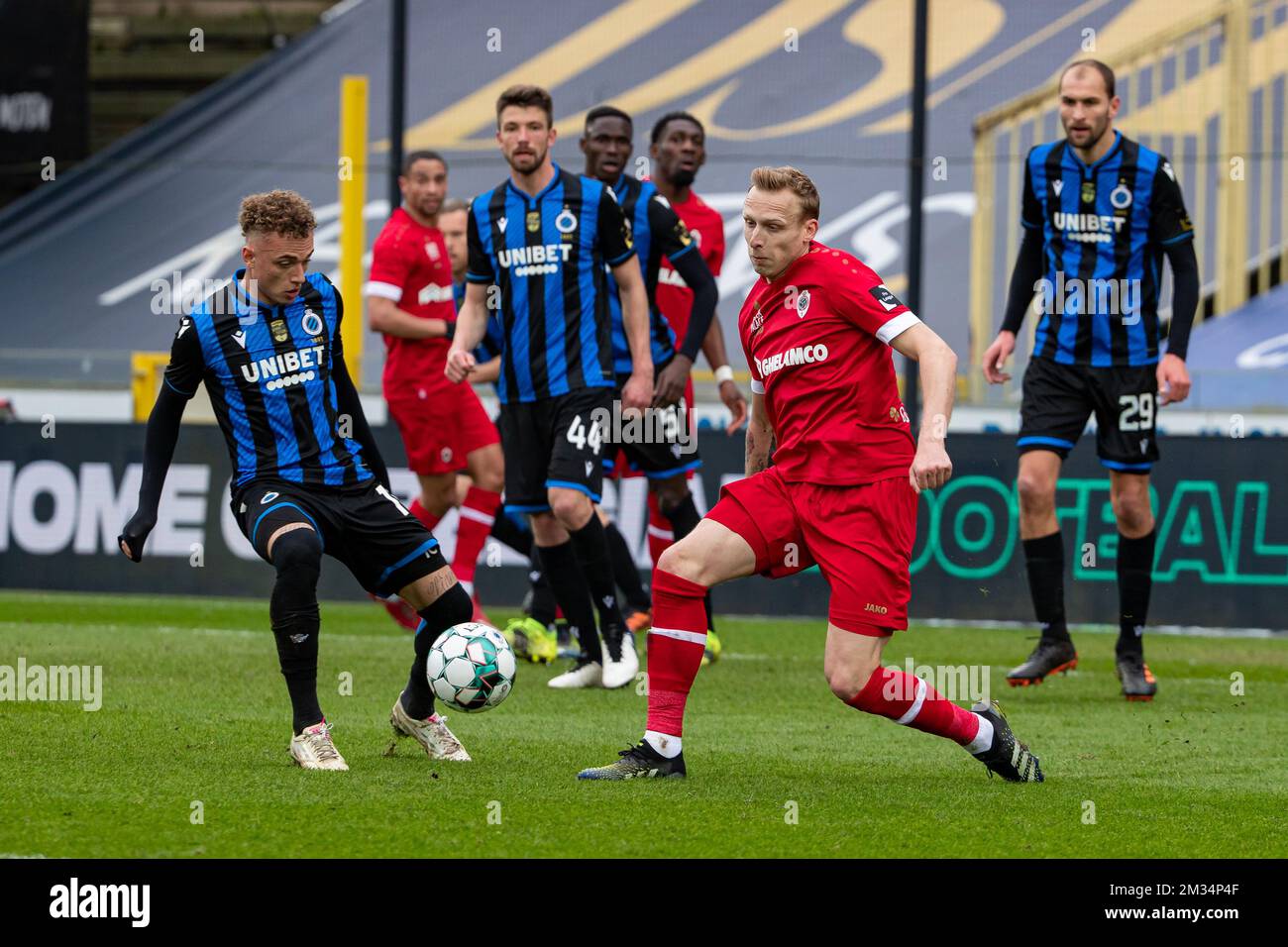 Noa Lang du Club et Ritchie de Laet d'Anvers se battent pour le ballon ...