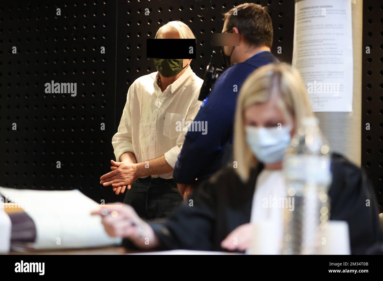 L'accusé Xavier Van Den Brandt, policier et l'avocate de l'accusé Laura ...