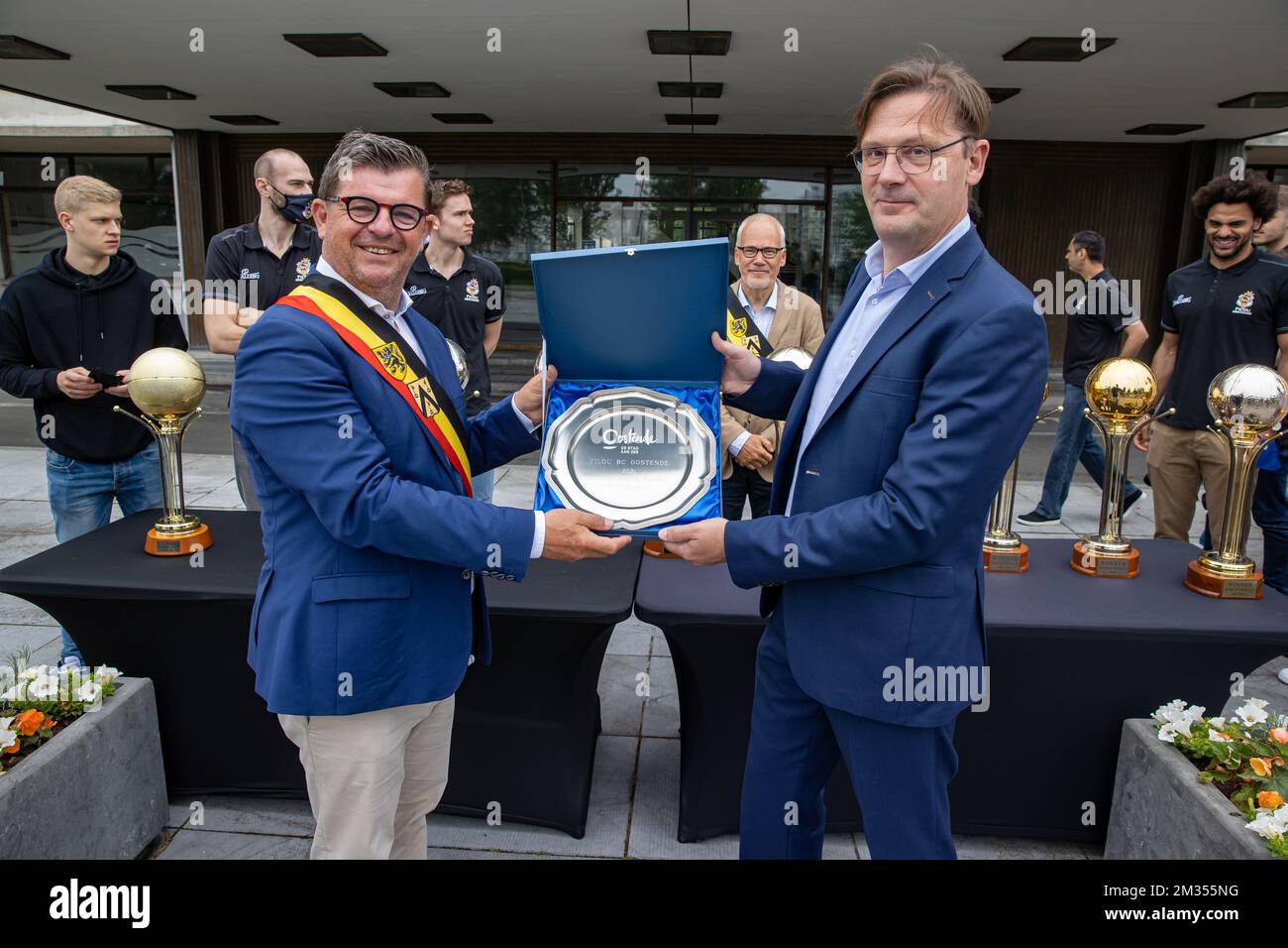 Le maire d'Ostende, Bart Tommelein, et le président d'Ostende, Johan ...