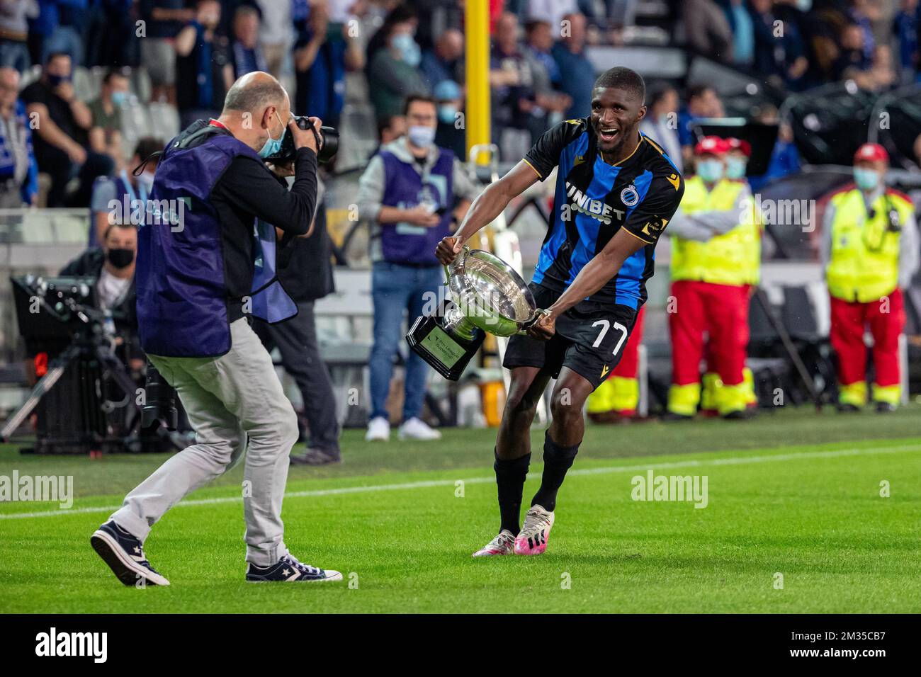Clinton Mata du Club célèbre après avoir remporté un match de football ...