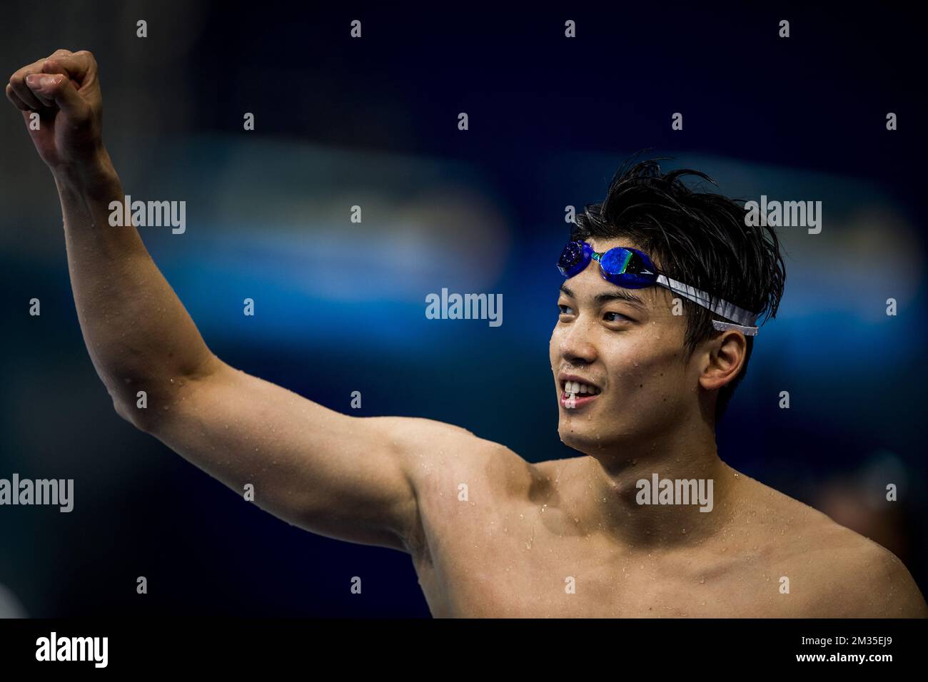 Le Chinois Shun Wang célèbre après avoir remporté la médaille ...