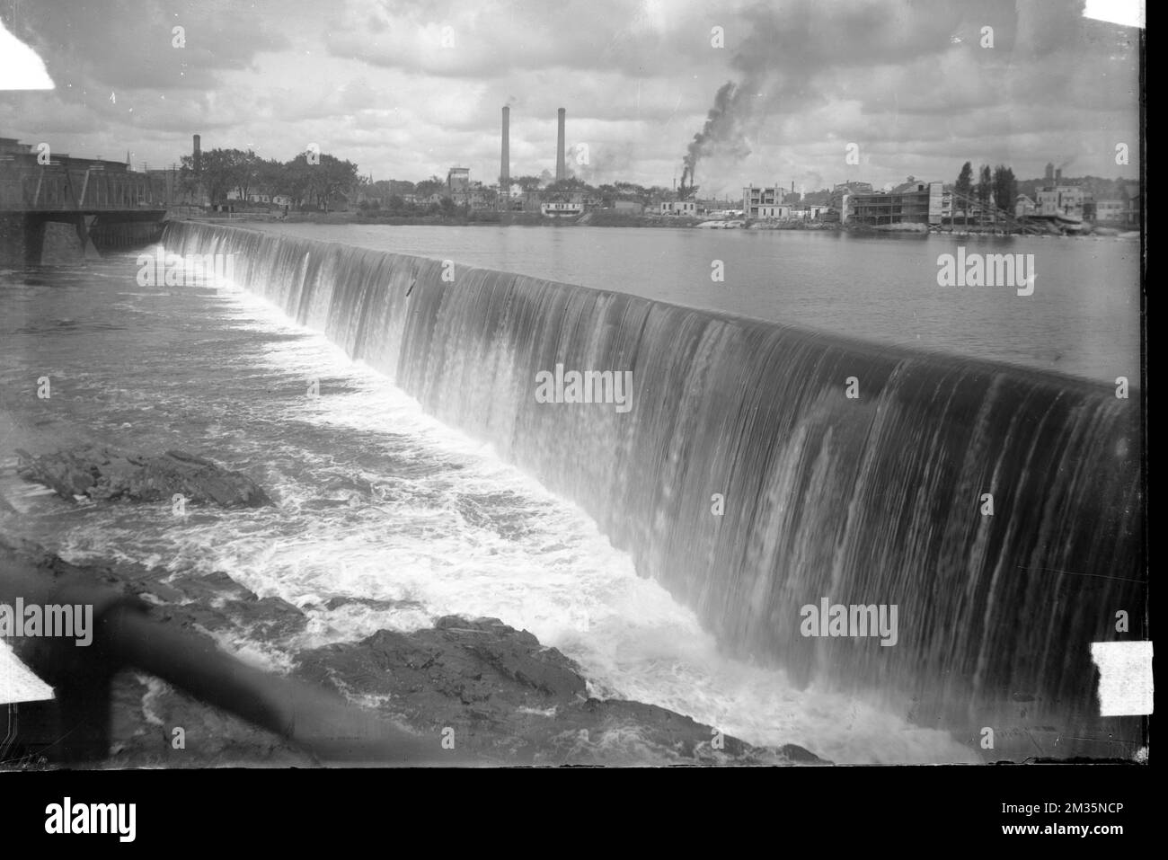 Barrage en pierre Banque d'images noir et blanc - Alamy