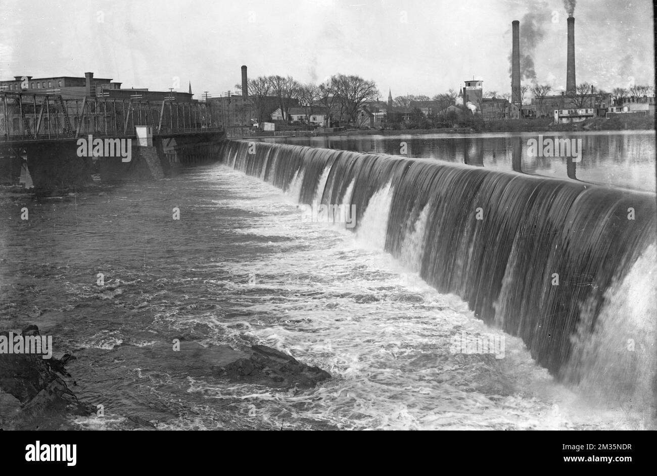Barrage en pierre Banque d'images noir et blanc - Alamy