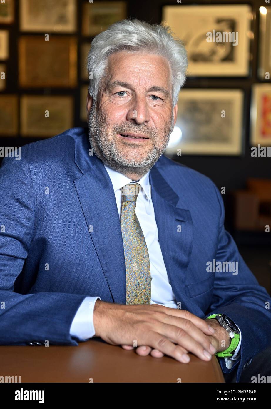 Le nouveau président de l'UWE, Pierre Mottet, pose pour le photographe ...
