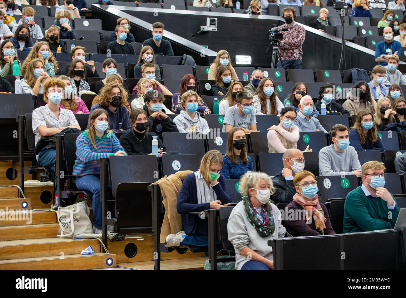 L'illustration montre des étudiants lors de la conférence d'ouverture ...