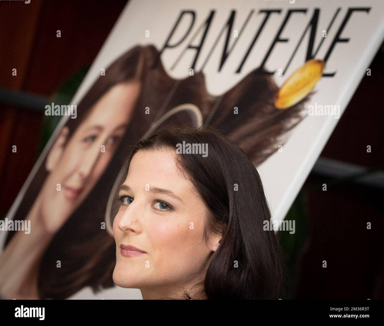 La danseuse belge Nora Monsecour pose pour les photographes lors de la ...