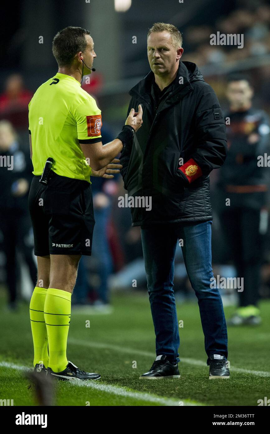 L'arbitre Nathan Verboomen et l'entraîneur en chef de Mechelen Wouter ...