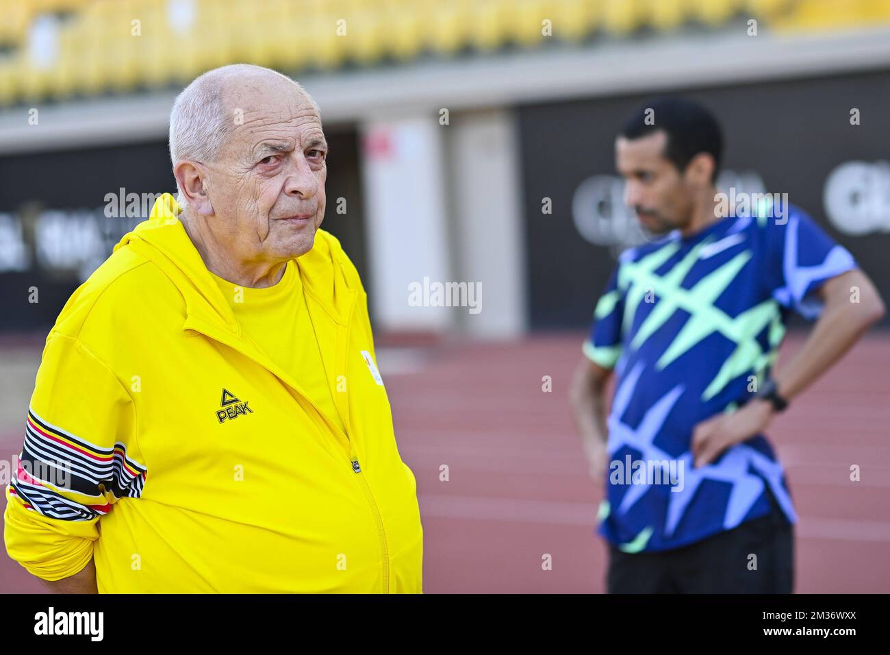 L'entraîneur d'athlétisme André Mahy et l'athlète Ismael Debjani ...