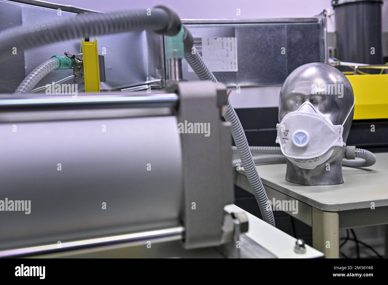 L'illustration montre l'essai d'un masque buccal lors d'une visite à l ...