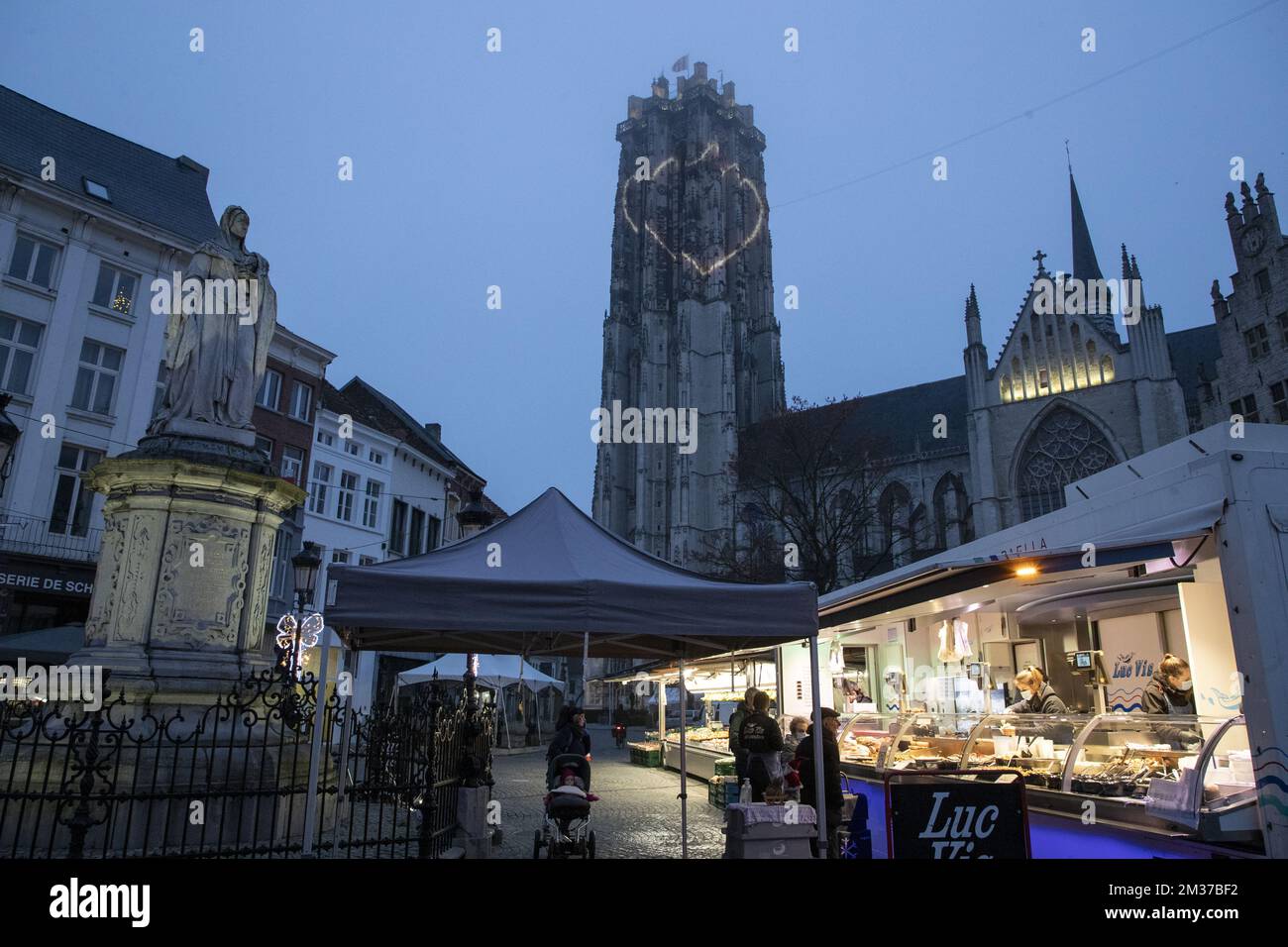 L'illustration montre une flamme projetée sur la tour de la cathédrale ...