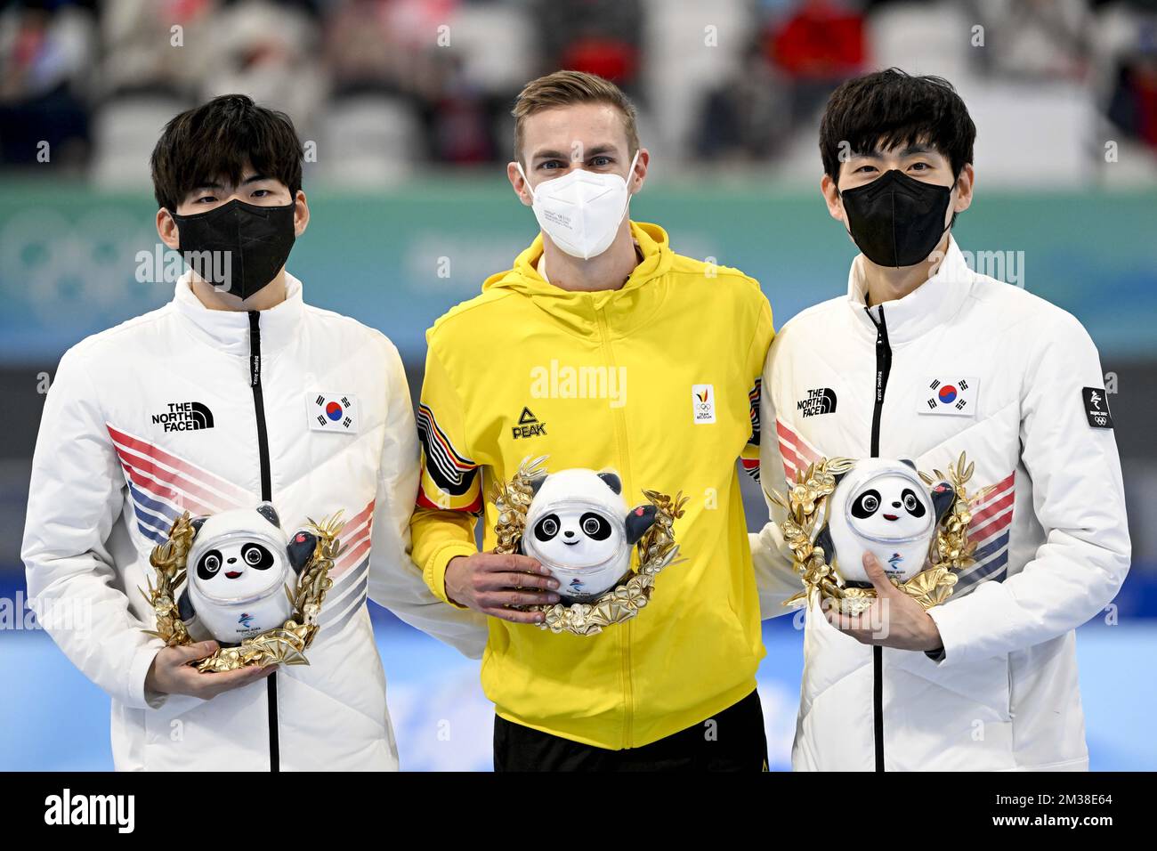 Jaewon Chung, patineuse belge Bart Swings et Seung-Hoon Lee, sud-coréen, célèbrent sur le podium ...
