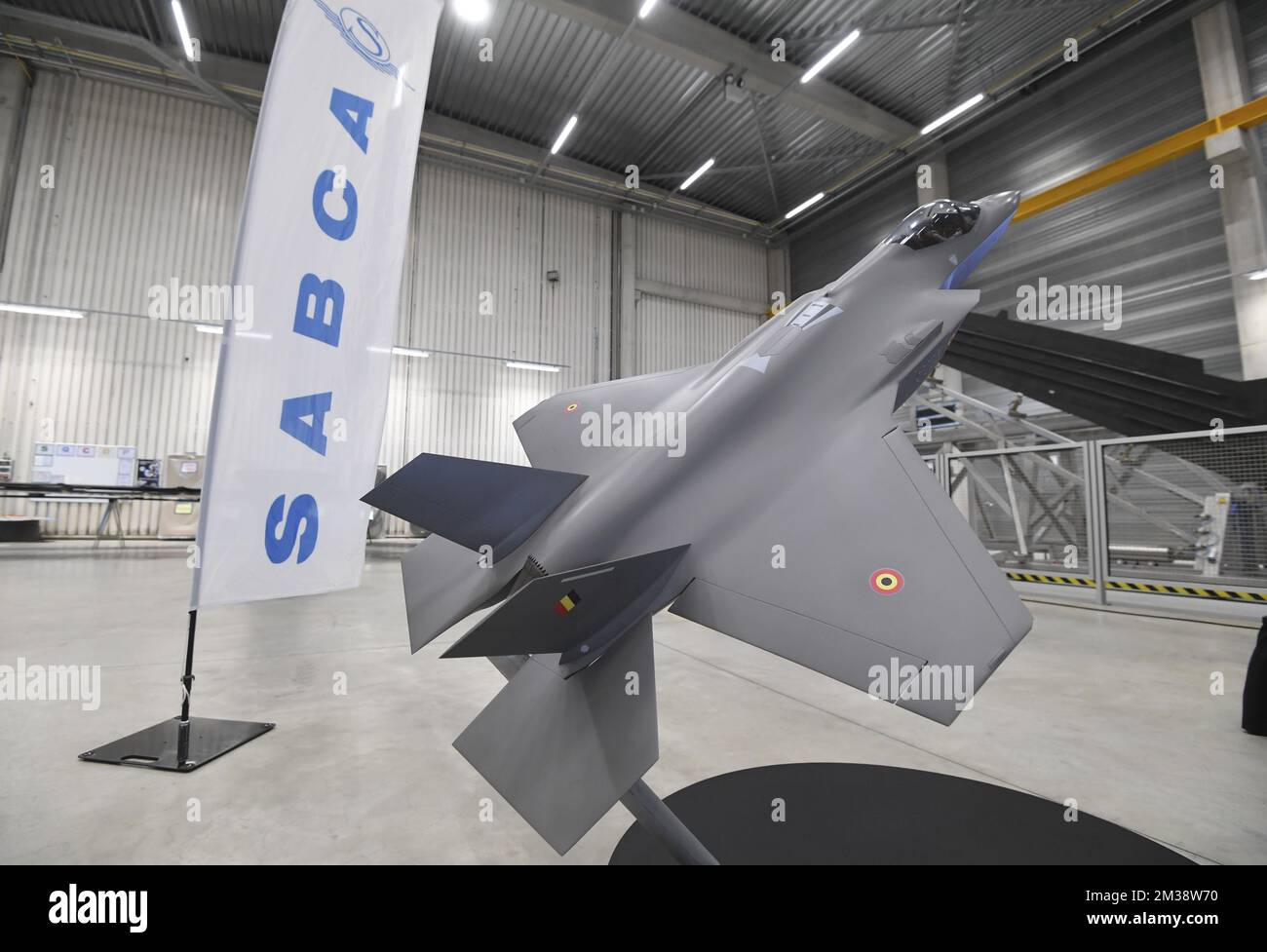 Un modèle d'échelle du F-35 est photographié lors de la cérémonie d ...