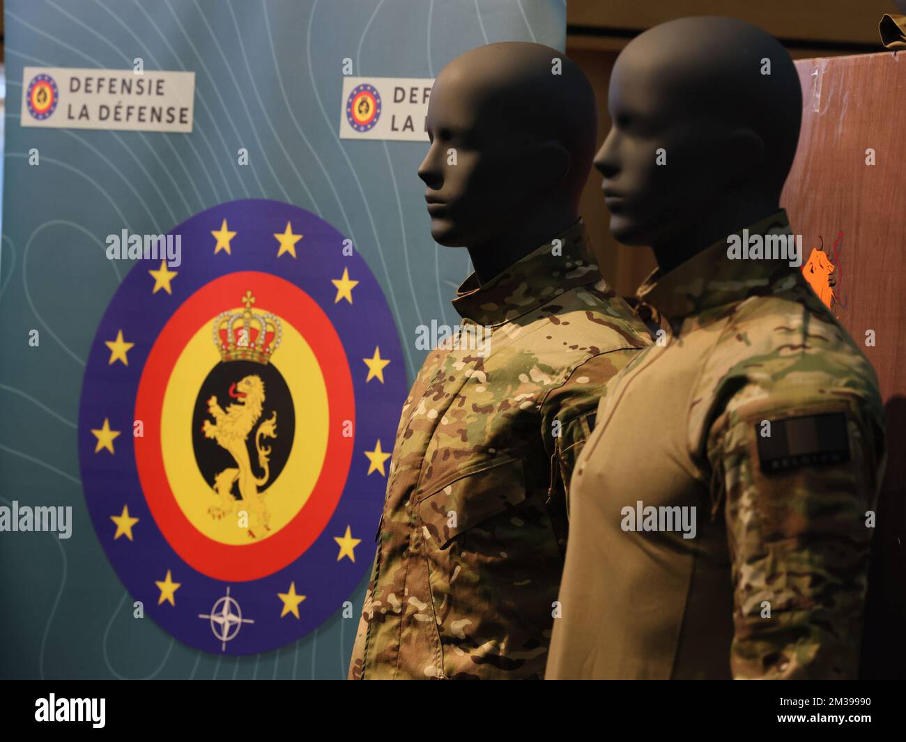 L'illustration montre des mannequins portant les nouveaux uniformes ...