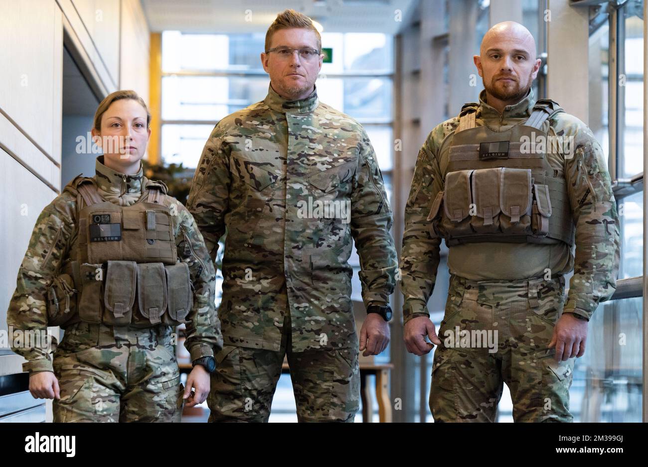 Les soldats posent avec de nouveaux uniformes pendant un moment de ...