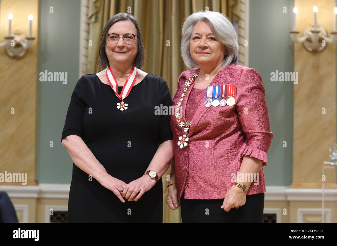 La gouverneure générale Mary Simon investit Evelyn Forget à titre d ...